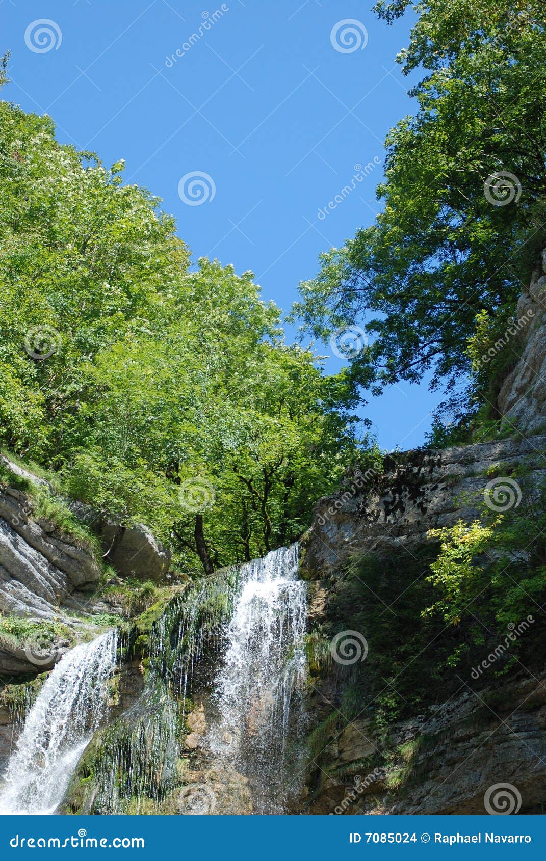 Cascada y cielo azul foto de archivo. Imagen de paisaje - 7085024