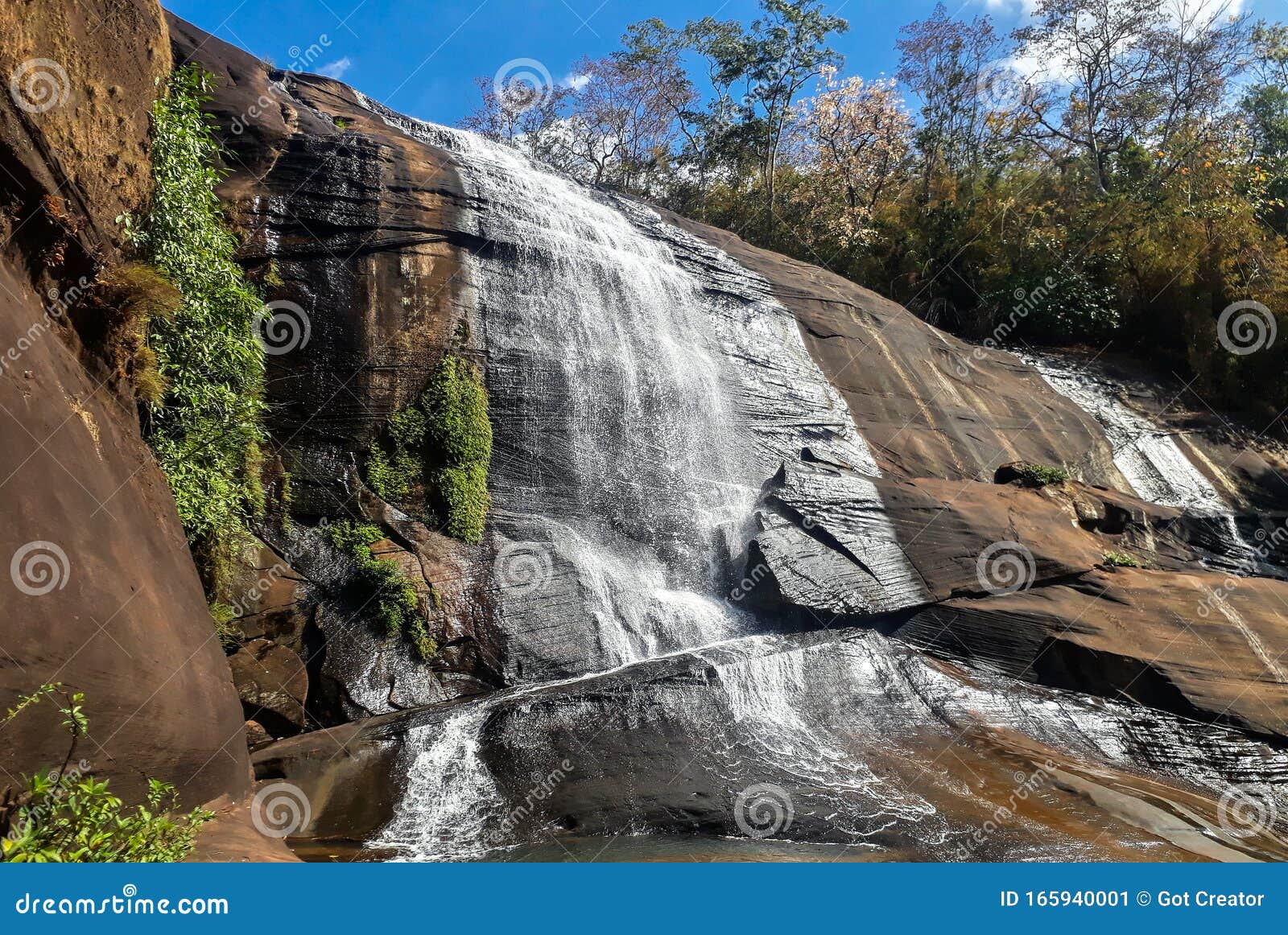 Cascadas Que Fluyen De Capas De Roca Alta Imagen de archivo - Imagen de ...
