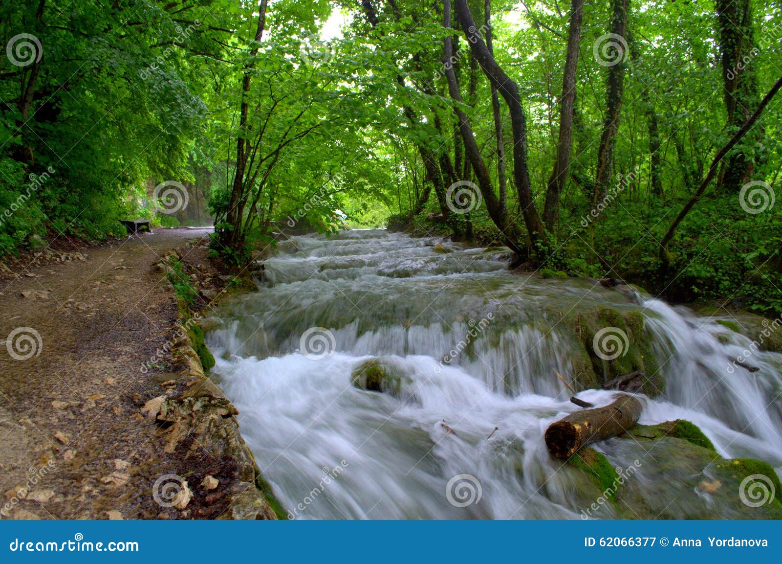 Cascadas Que Rabian Hermosas Imagen de archivo - Imagen de recorrido ...
