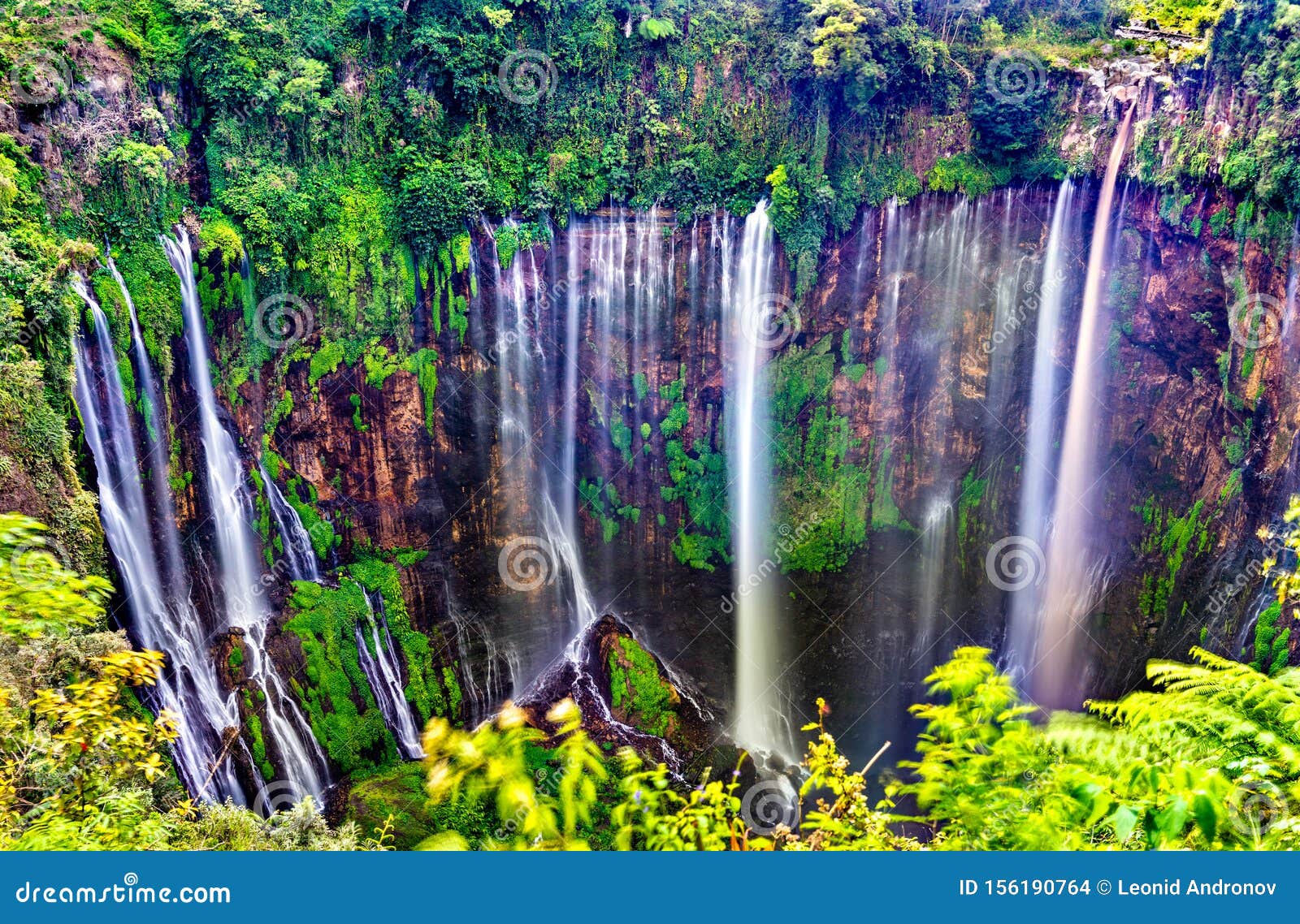 Cascadas Tumpak Sewu En Java Oriental, Indonesia Foto de archivo ...