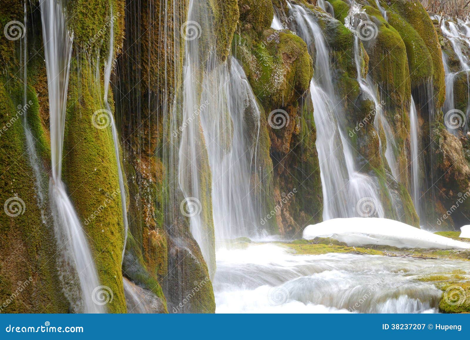Cascade Avec De La Mousse Verte Dans Jiuzhaigou Image stock - Image du ...