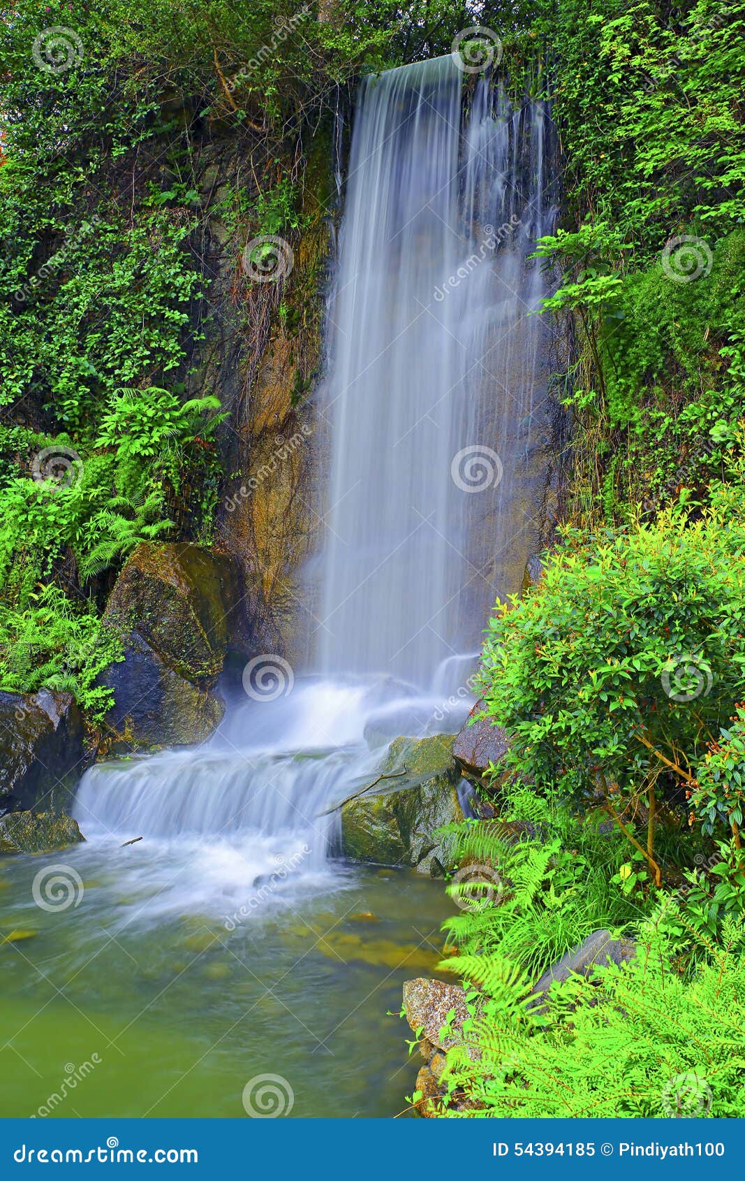 Cascade Dans Le Jardin De Zen Image stock - Image du vert, extérieur ...