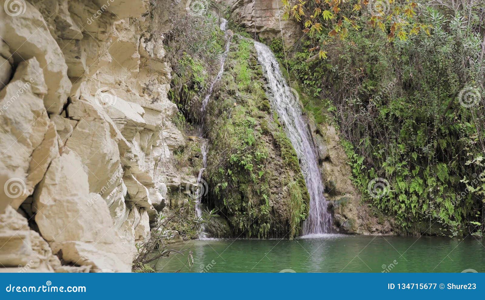 Cascade De Bain D'Adonis Sur La Chypre Clips Vidéos - Vidéo du tourisme ...