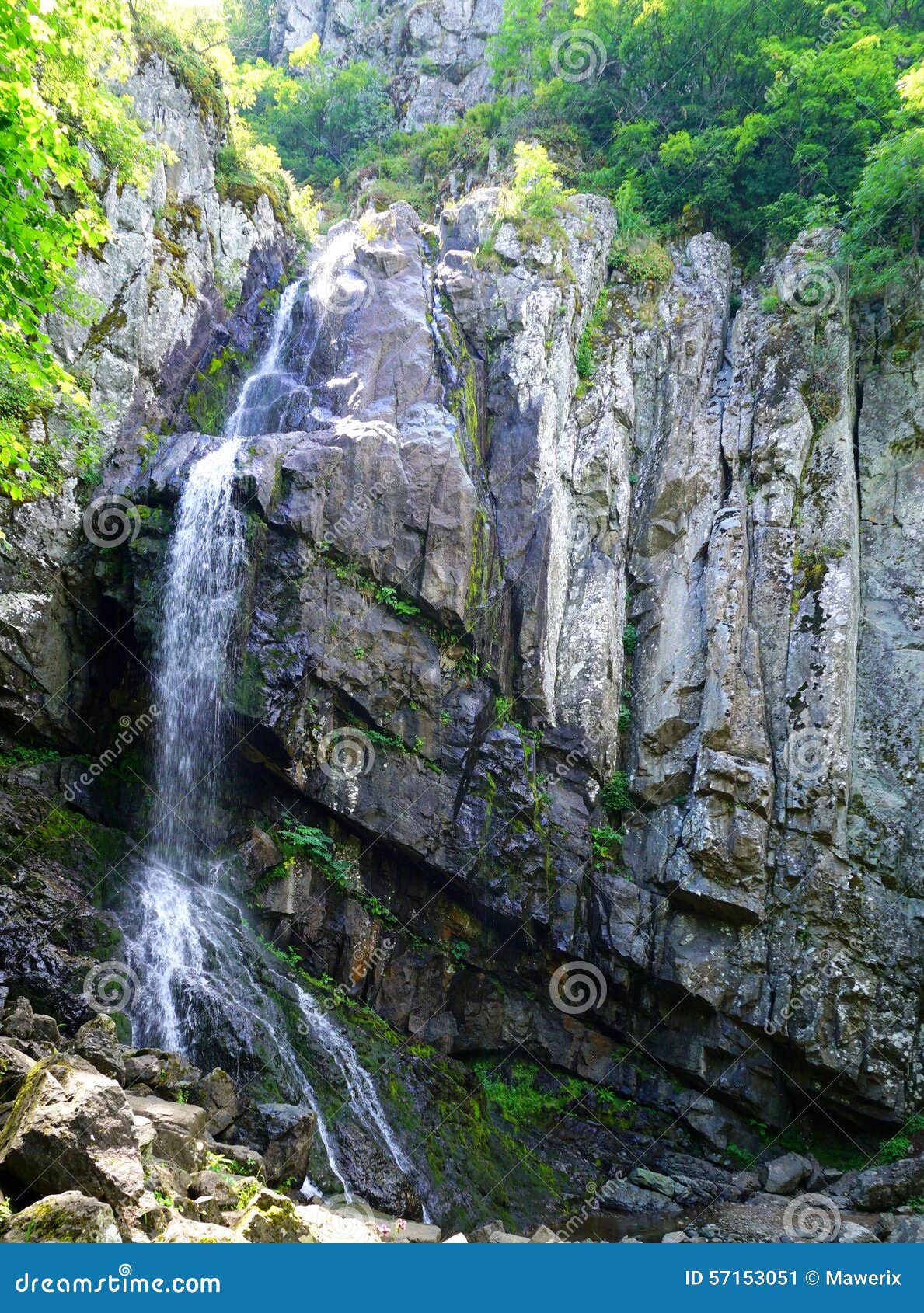 Cascade de Boyana image stock. Image du nature, roche - 57153051