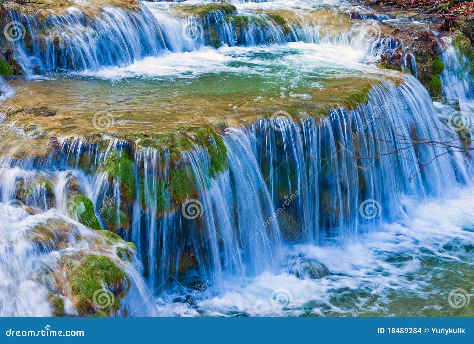 Cascades d'eau de source photo stock. Image du pierre - 18489284