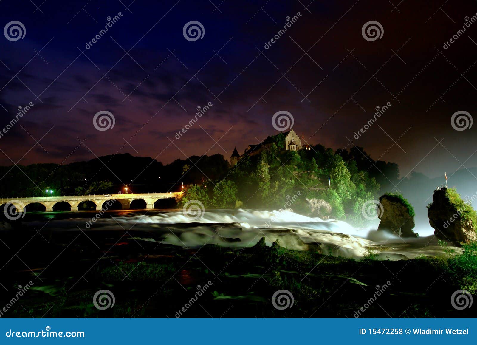 Cascata Alla Notte Tempestosa Fotografia Stock - Immagine di flussi ...