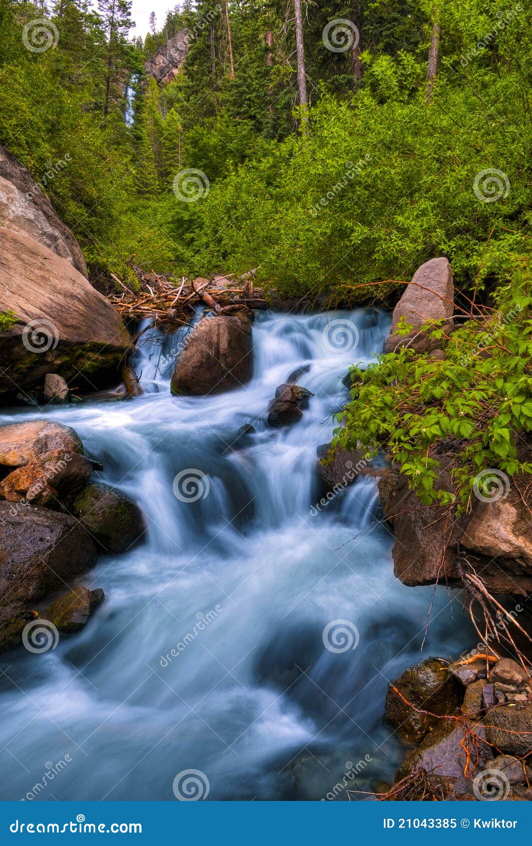 Cascata azul imagem de stock. Imagem de queda, montanha - 21043385
