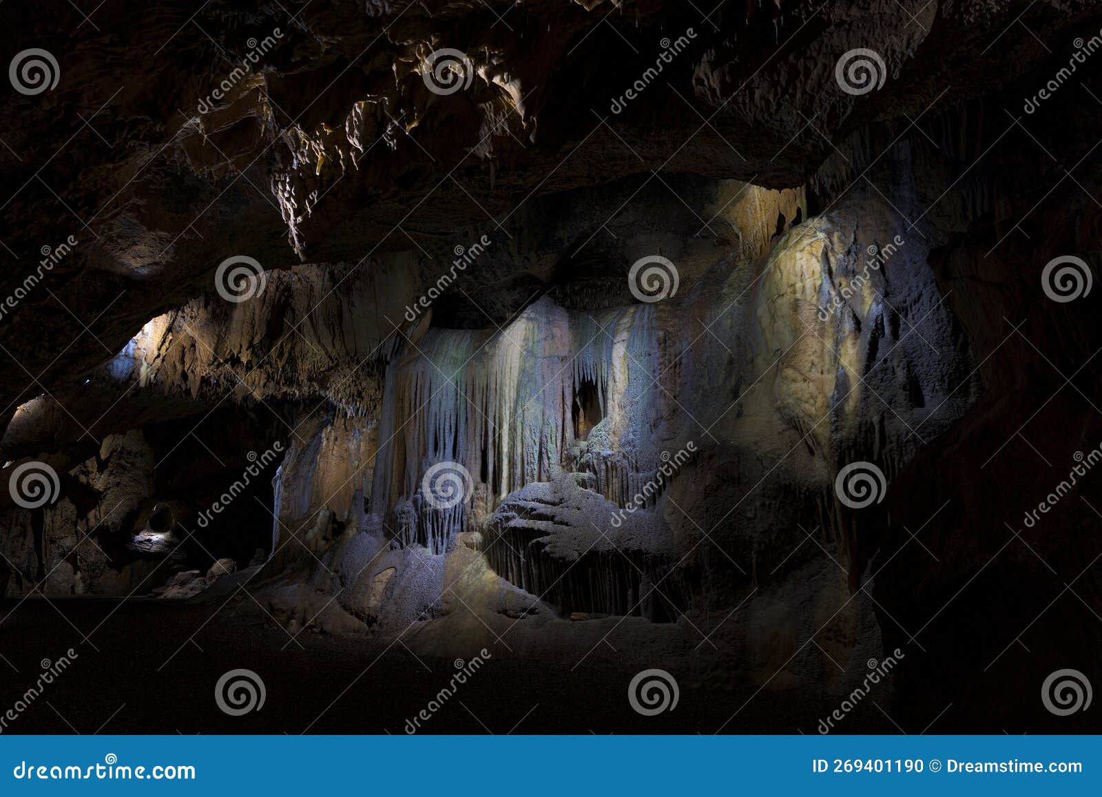 Cascata De Pedra Na Caverna Estalactite De Iserlohn Foto de Stock ...