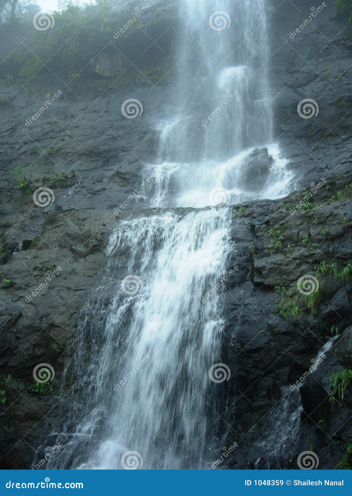 Cascata di monsone immagine stock. Immagine di spruzzare - 1048359