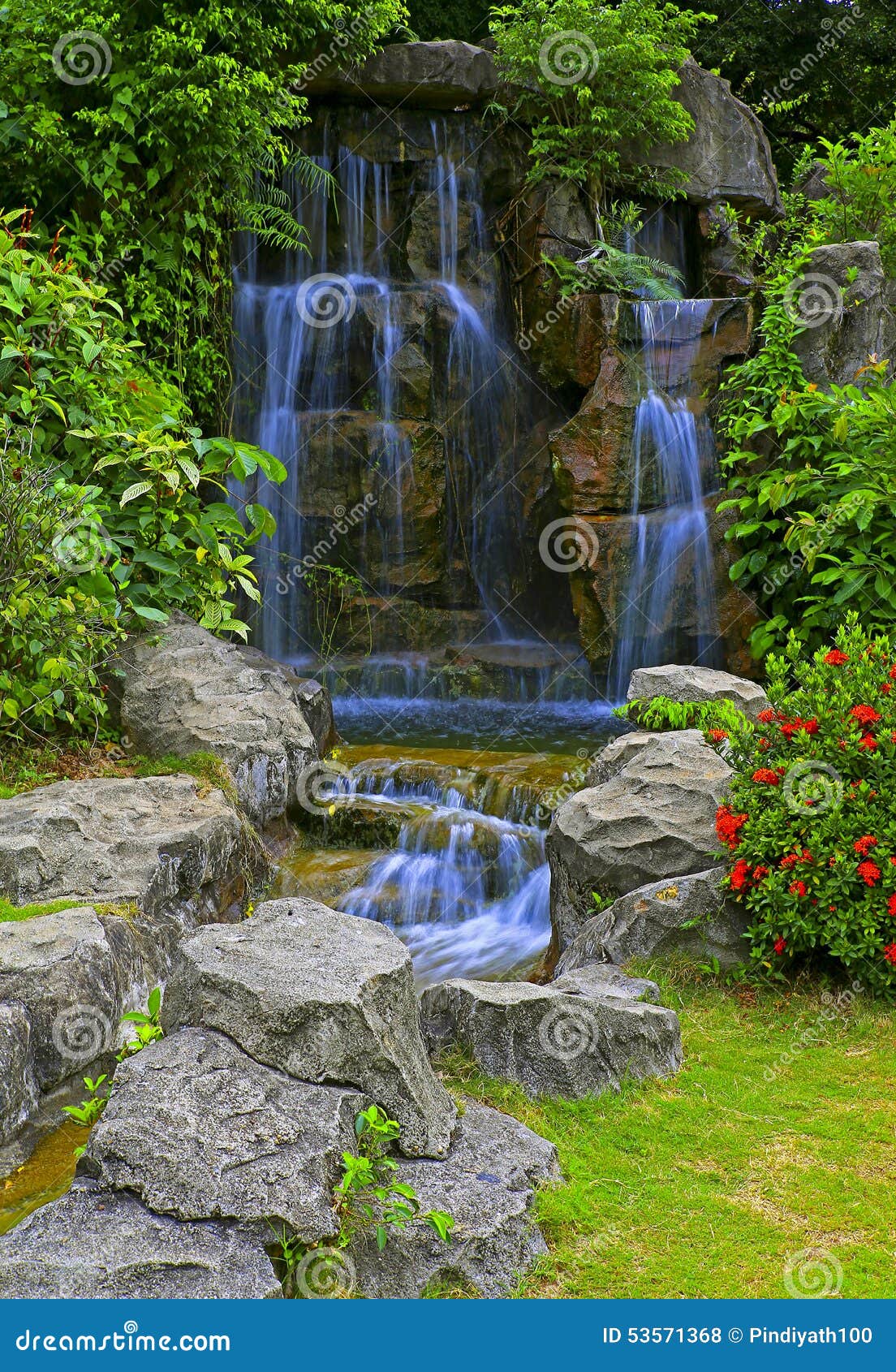 Cascata Nel Giardino Tropicale Di Zen Fotografia Stock - Immagine di ...