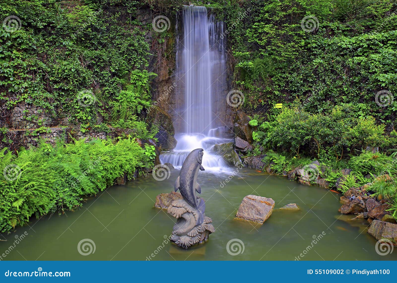 Cascata Nel Giardino Tropicale Di Zen Fotografia Stock - Immagine di ...
