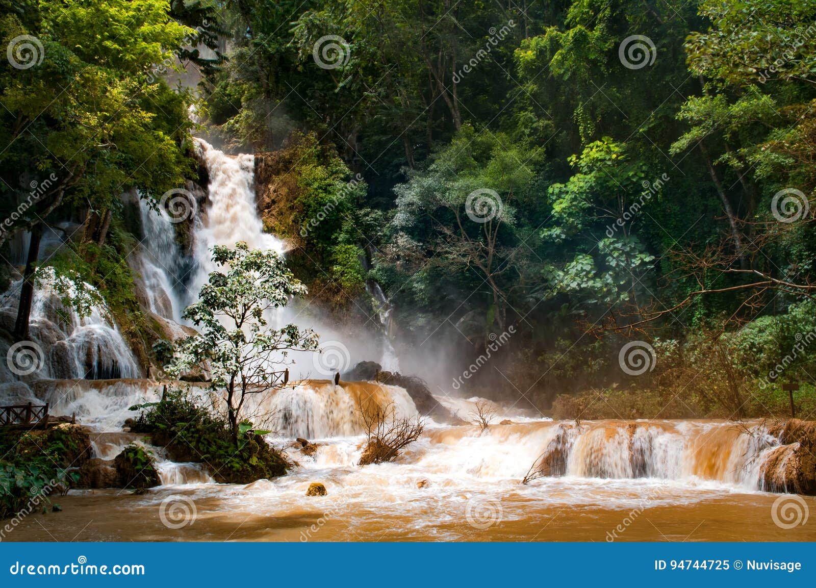 Cascata nel monsone immagine stock. Immagine di stagione - 94744725