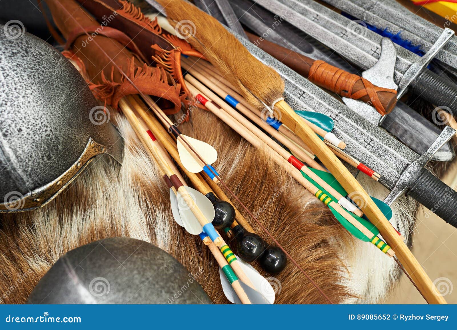 Caschi Ed Armi Dei Cavalieri Medievali Fotografia Stock - Immagine di ...