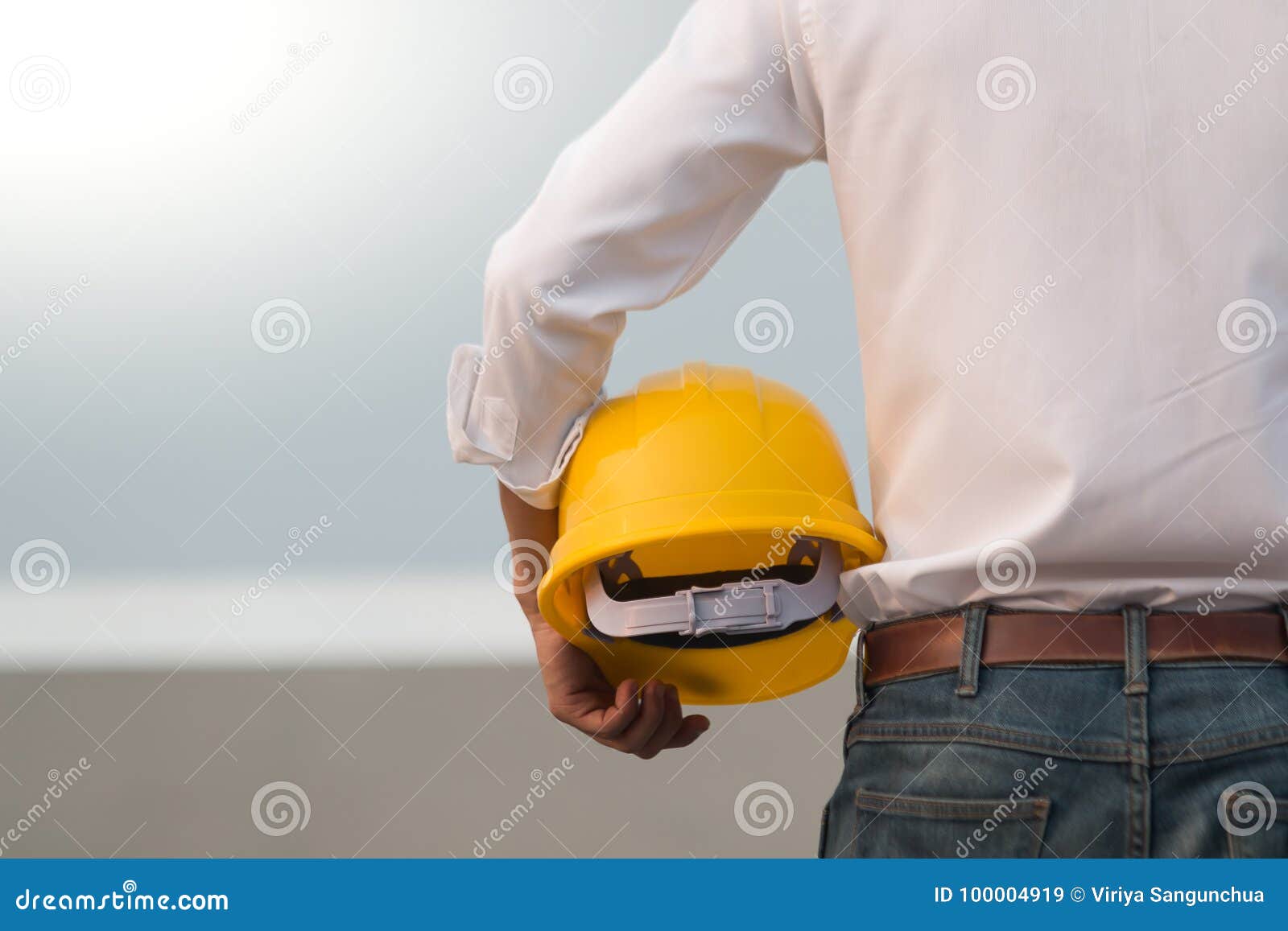 Casco con el ingeniero imagen de archivo. Imagen de seguridad - 100004919