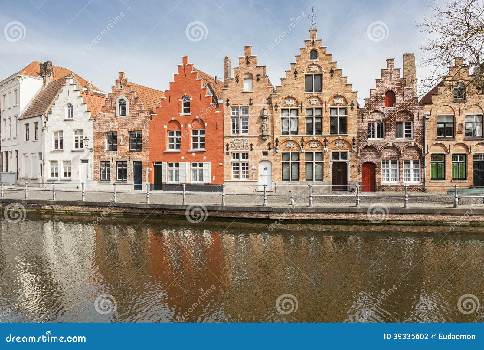 Case Antiche Ad Un Canale a Bruges Fotografia Stock - Immagine di riga ...
