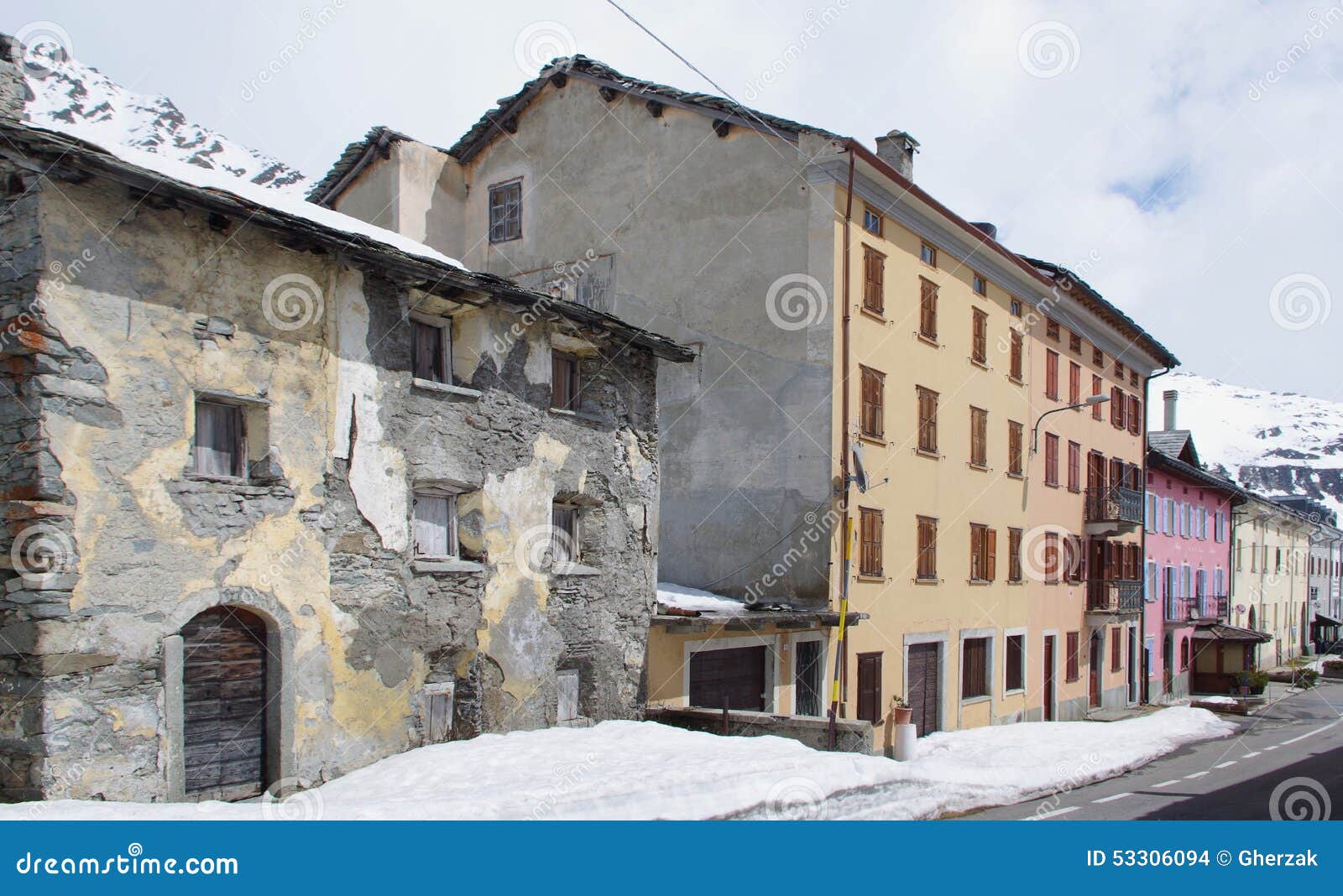 Case Antiche E Nuove Nelle Alpi Fotografia Stock - Immagine di campagna ...