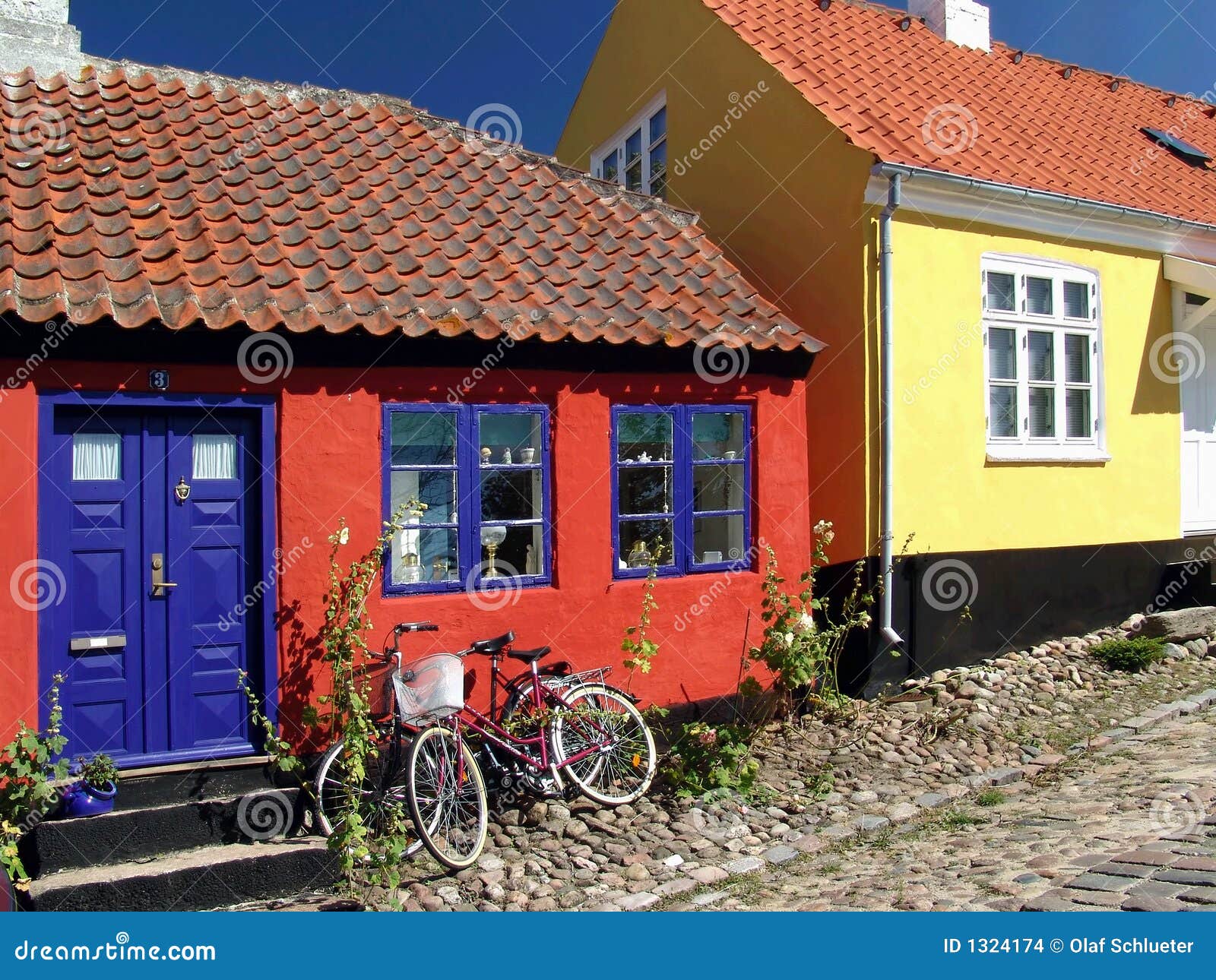Case colorate fotografia stock. Immagine di strada, danimarca - 1324174