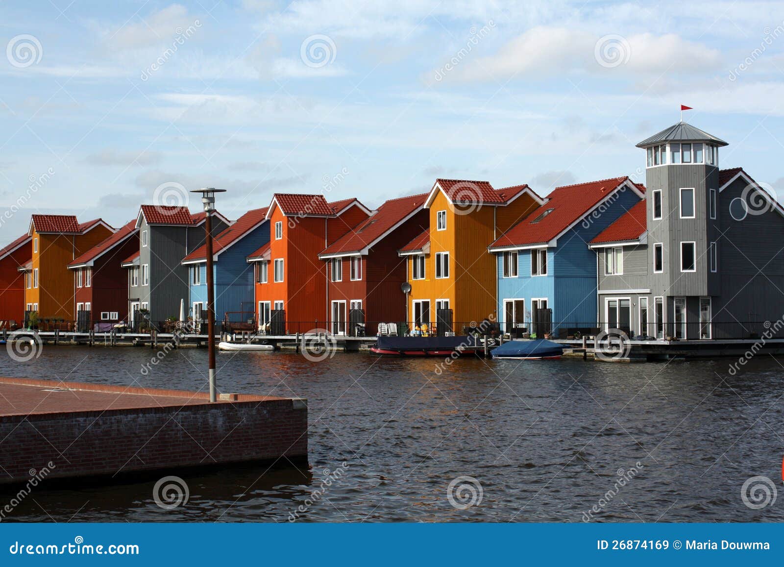 Case colorate immagine stock. Immagine di pilastro, costruzioni - 26874169