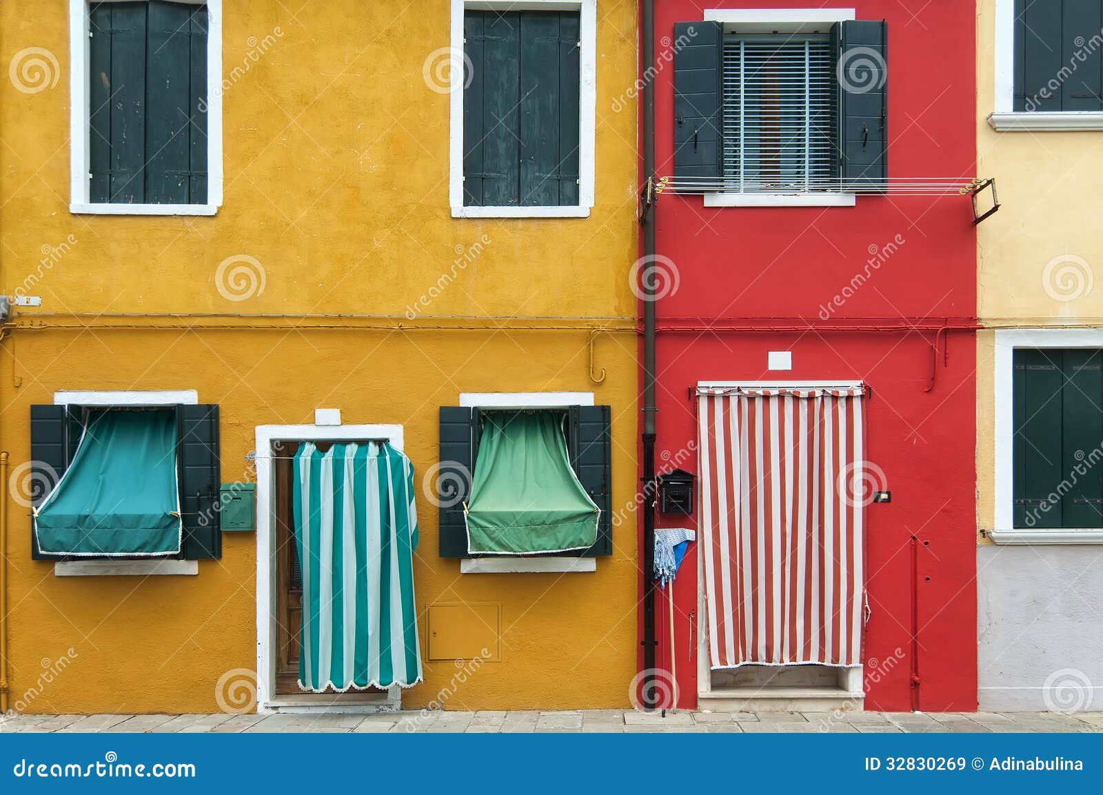 Case colorate di Burano immagine stock. Immagine di rosso - 32830269