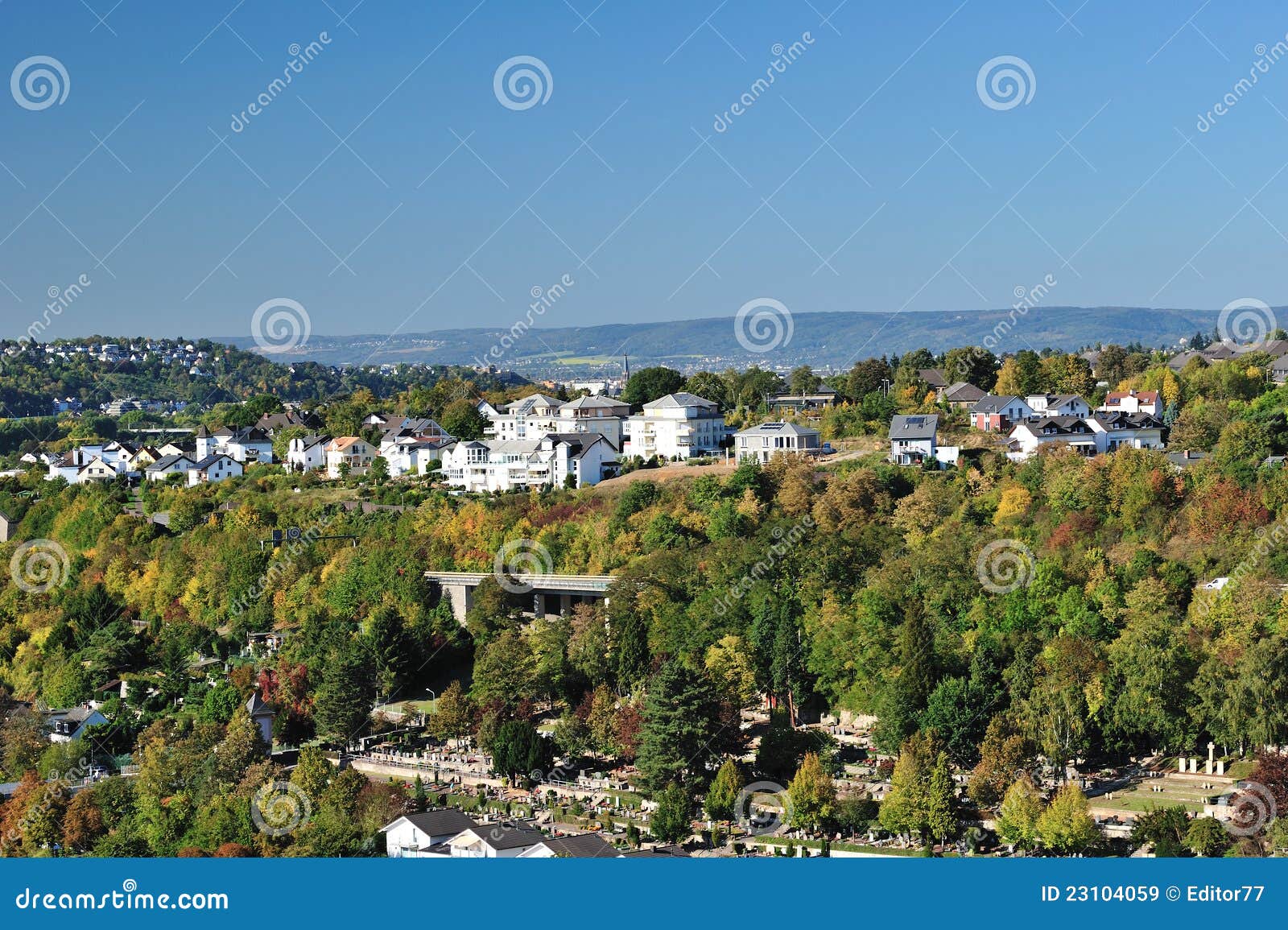 Case Di Lusso Sulla Collina Circondata Dagli Alberi Immagine Stock ...