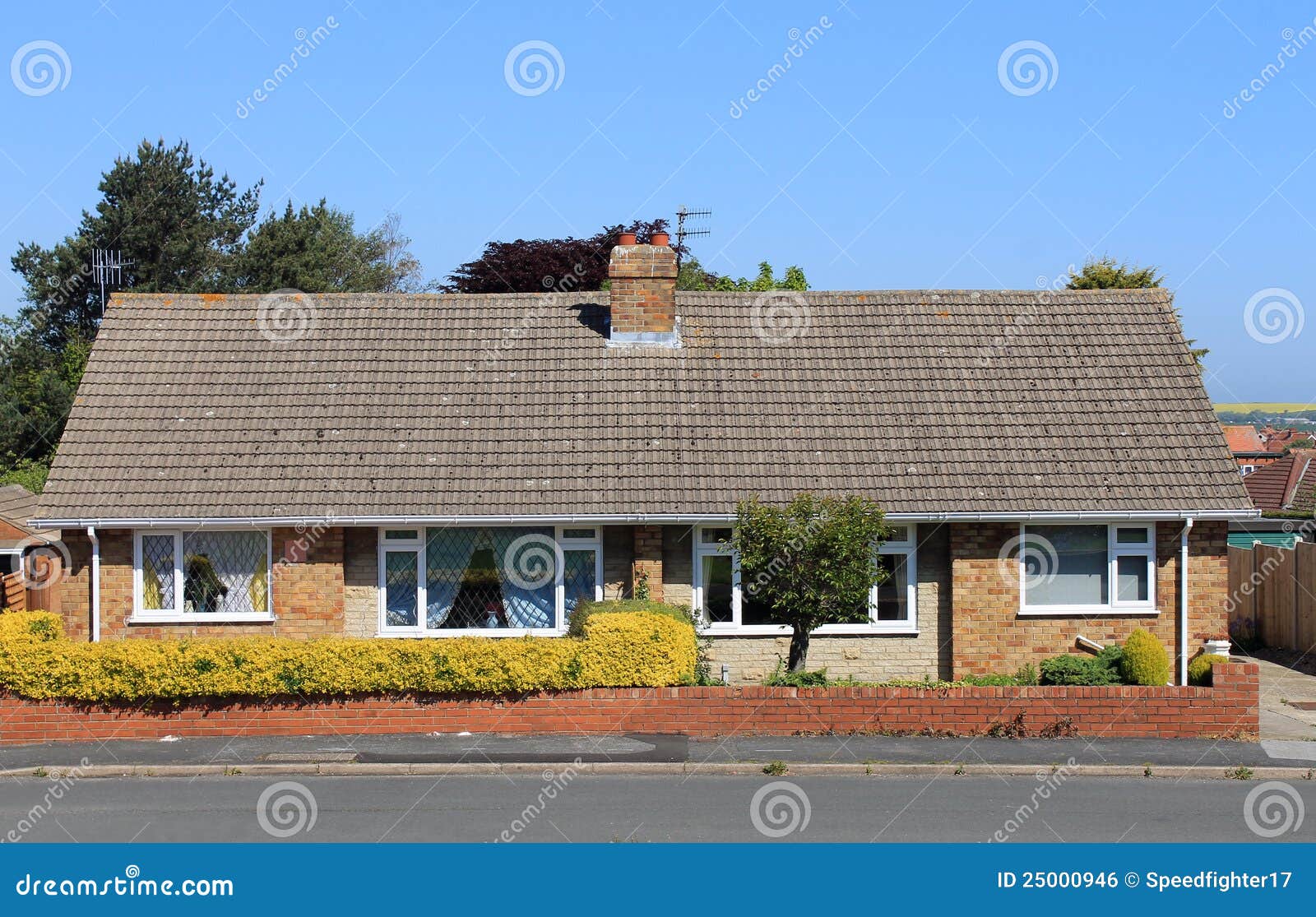 Case inglesi del bungalow fotografia stock. Immagine di residenziale ...