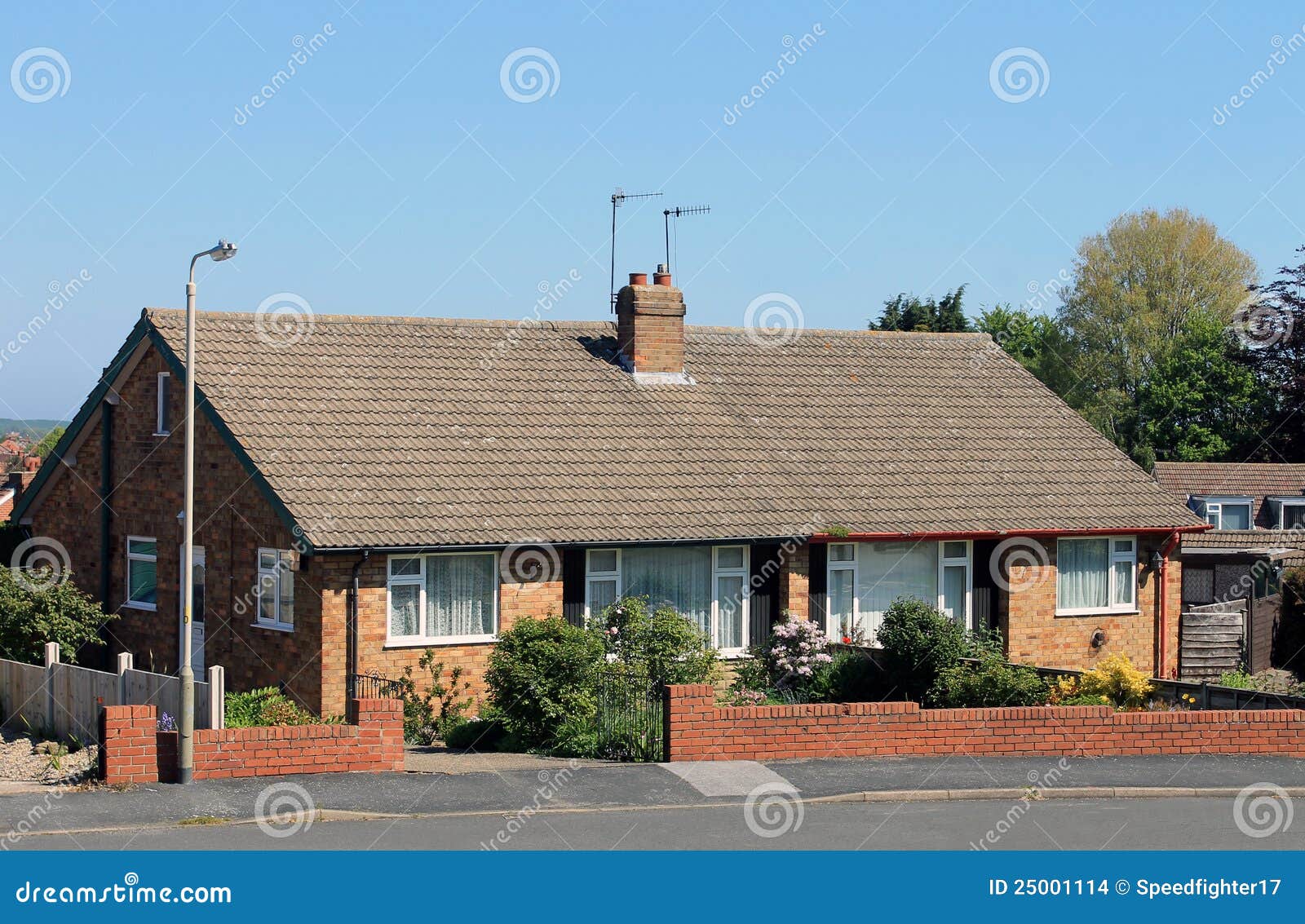 Case inglesi del bungalow fotografia stock. Immagine di dimore - 25001114