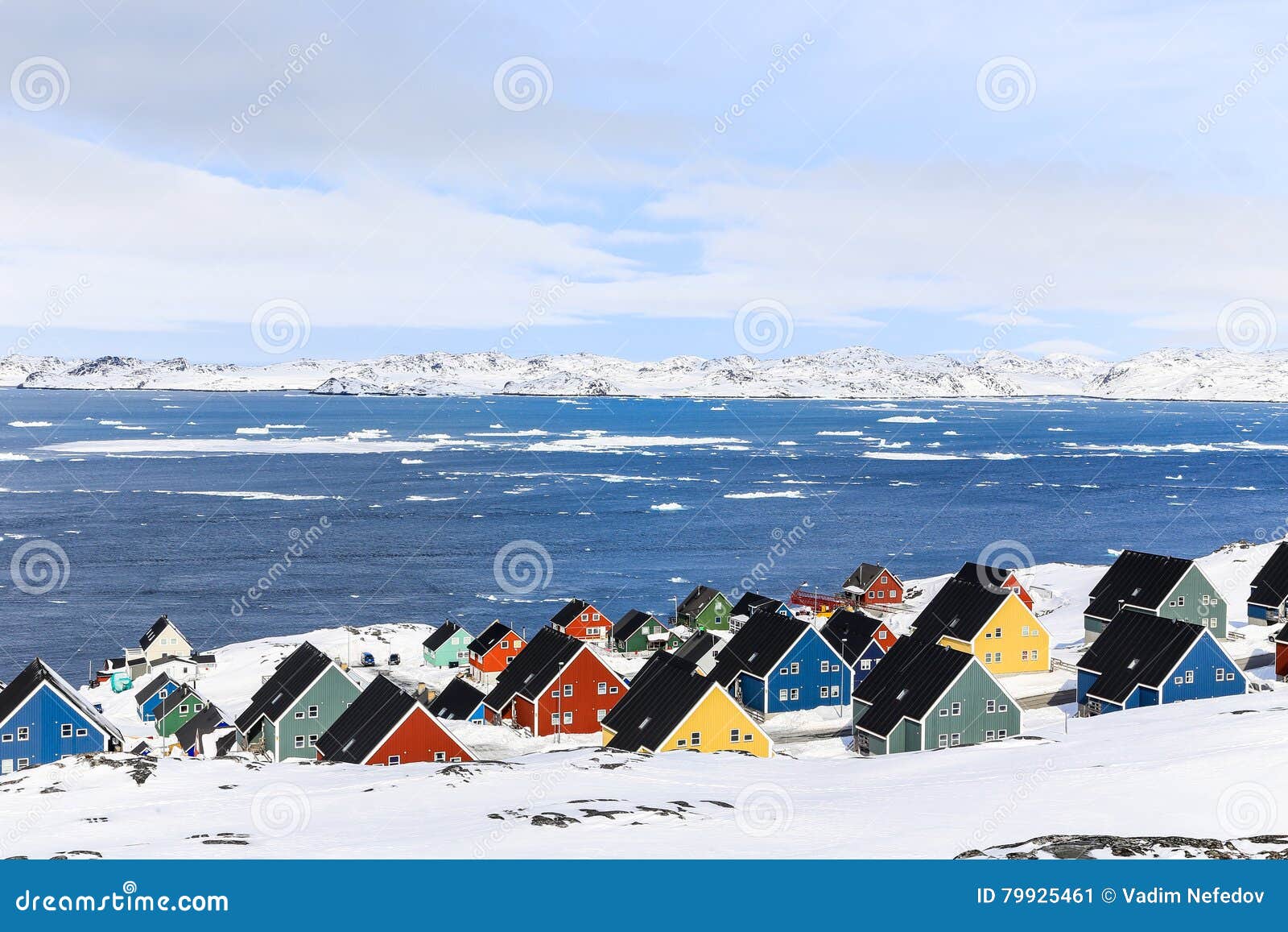Case Inuit Variopinte Al Fiordo, Nuuk Immagine Stock - Immagine di ...