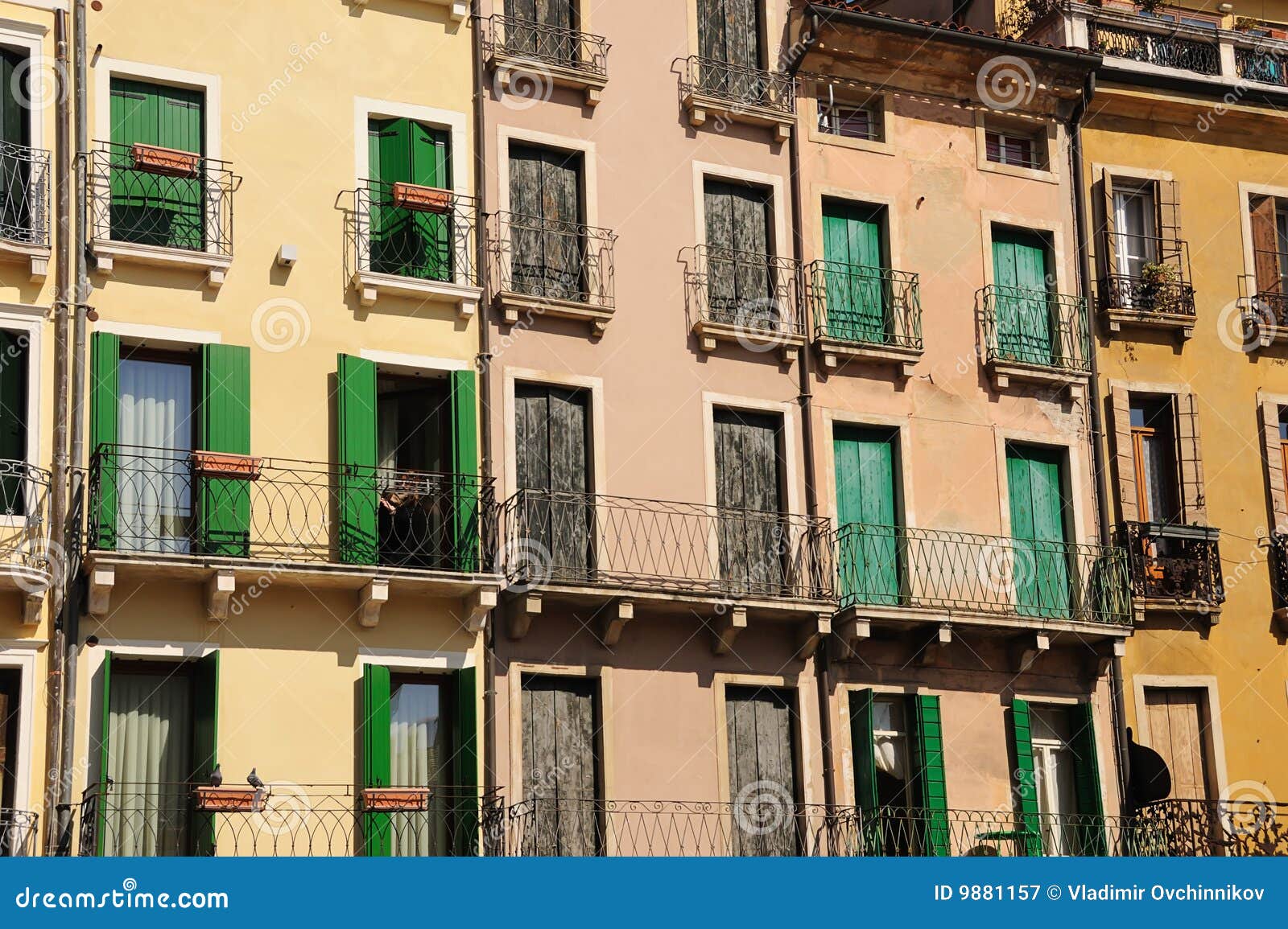 Case italiane immagine stock. Immagine di finestra, fila - 9881157
