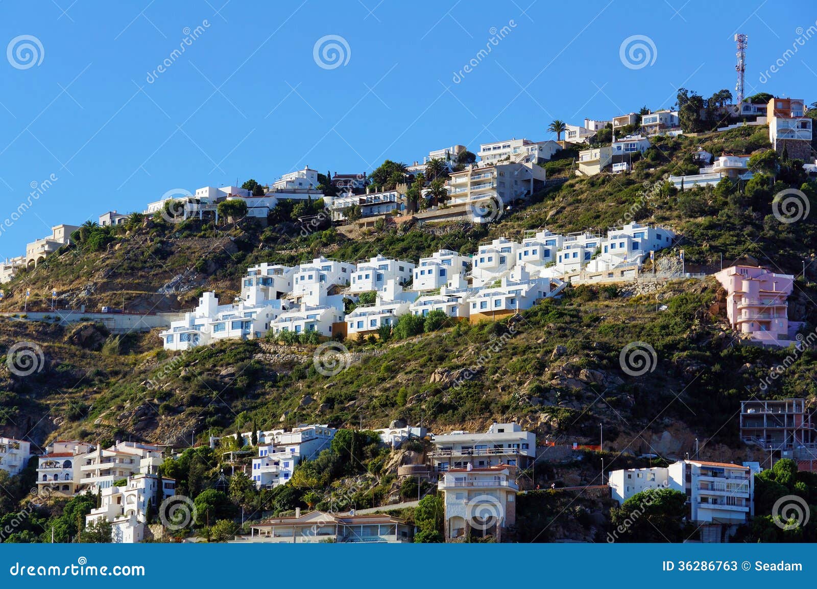 Case Mediterranee Di Vacanza Su Una Collina Immagine Stock - Immagine ...