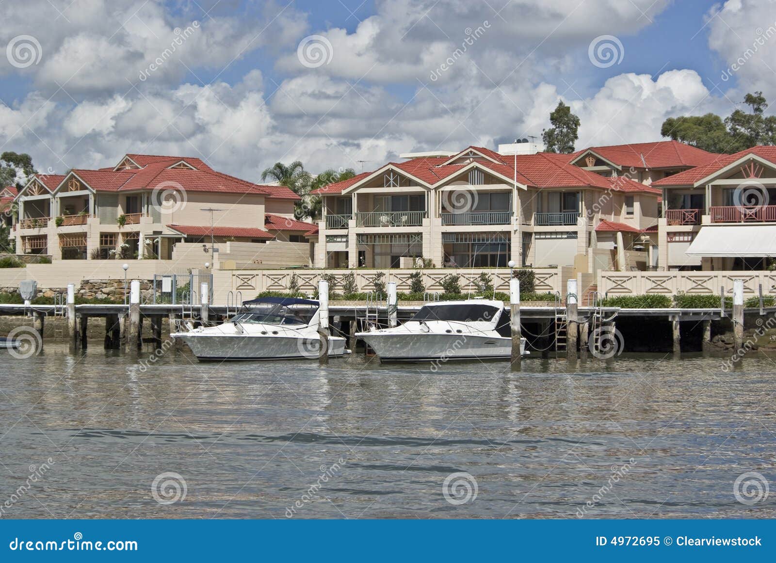 Case ricche immagine stock. Immagine di fiume, case, casa - 4972695