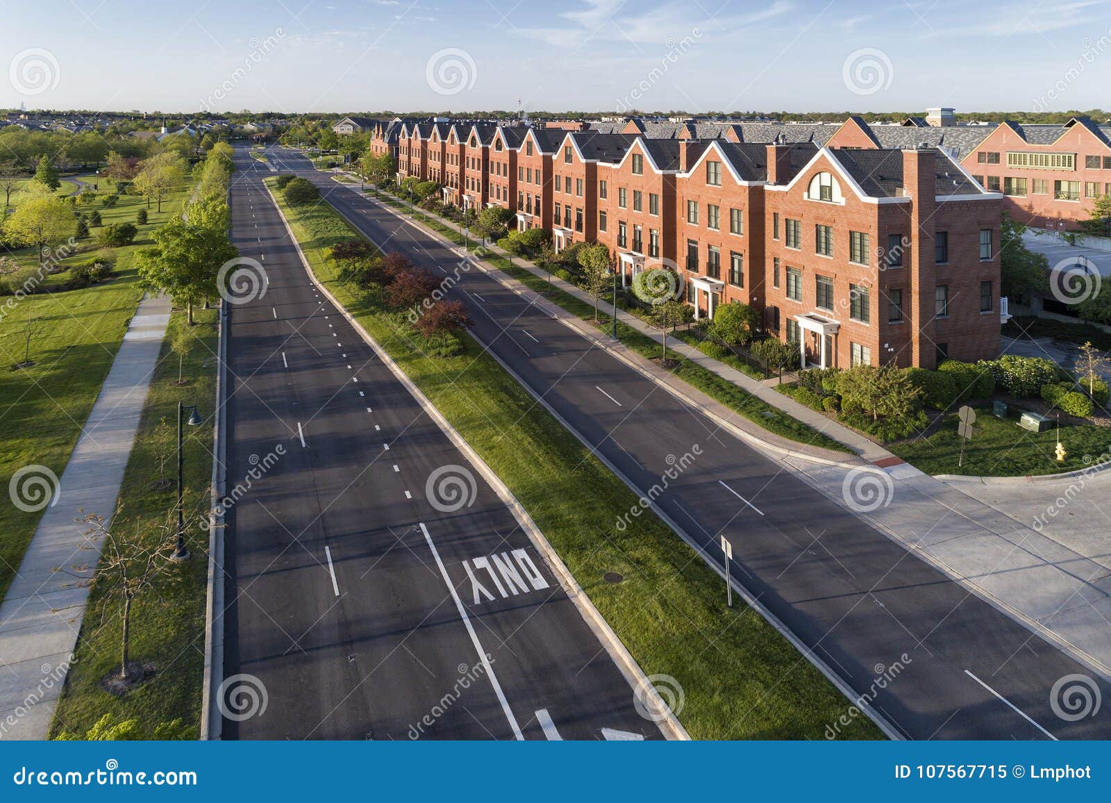 Case a Schiera Lungo L'antenna 3 Del Boulevard Immagine Stock ...