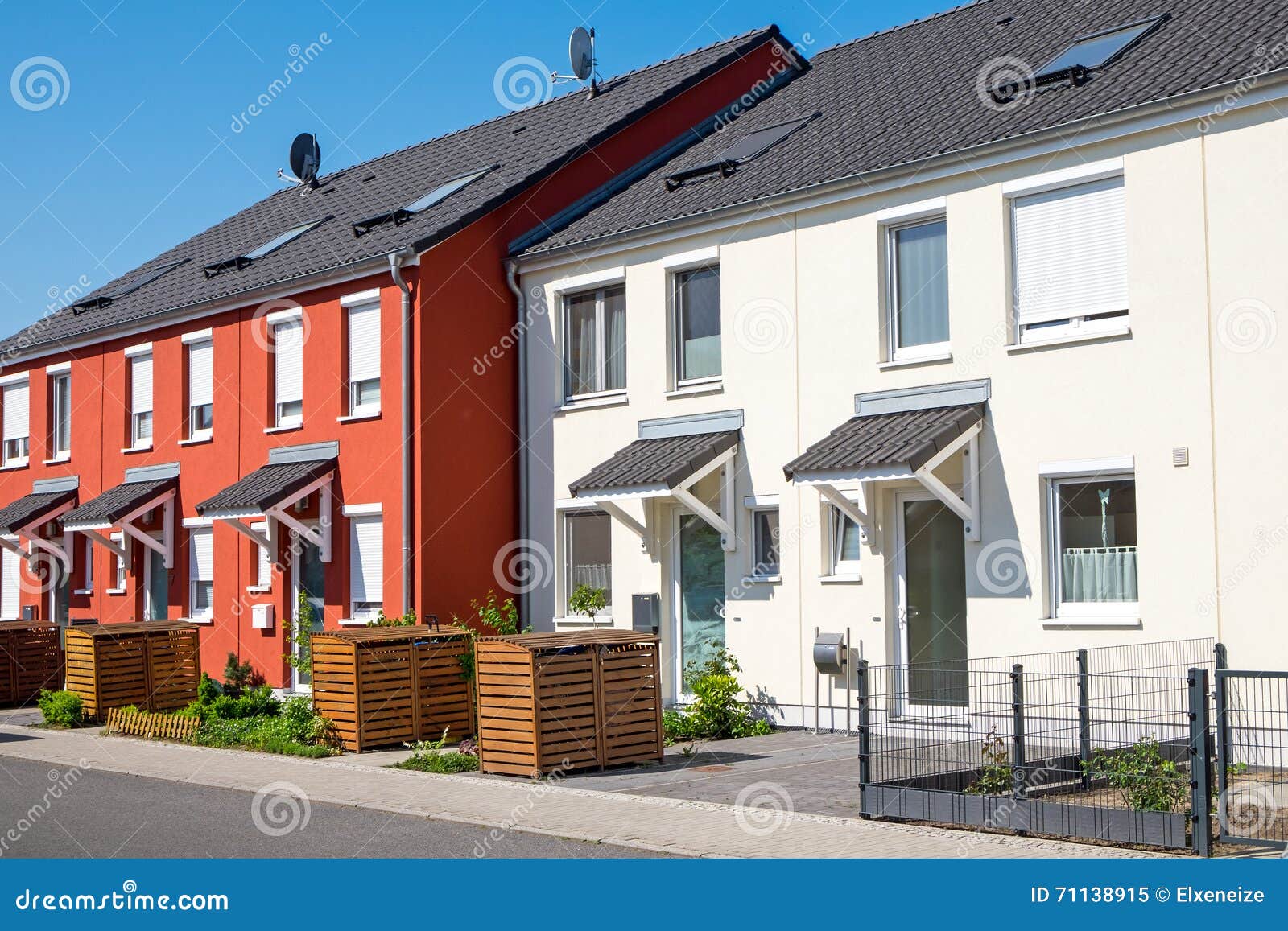 Case a Schiera Rosse E Bianche Immagine Stock - Immagine di rosso ...