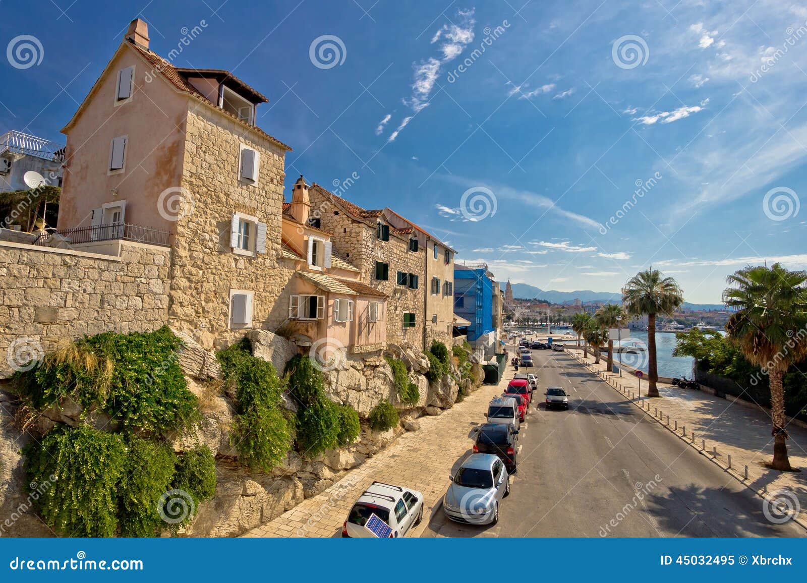 Case spaccate sulla roccia immagine stock. Immagine di verde - 45032495