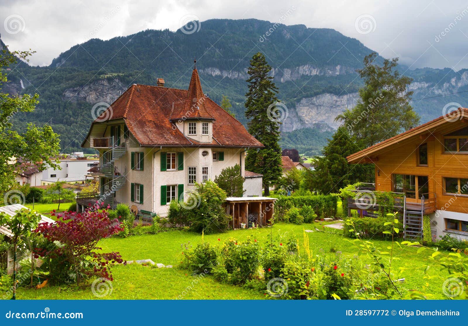 Case Svizzere Con Un Giardino Fotografia Stock - Immagine di montagne, disegno: 28597772