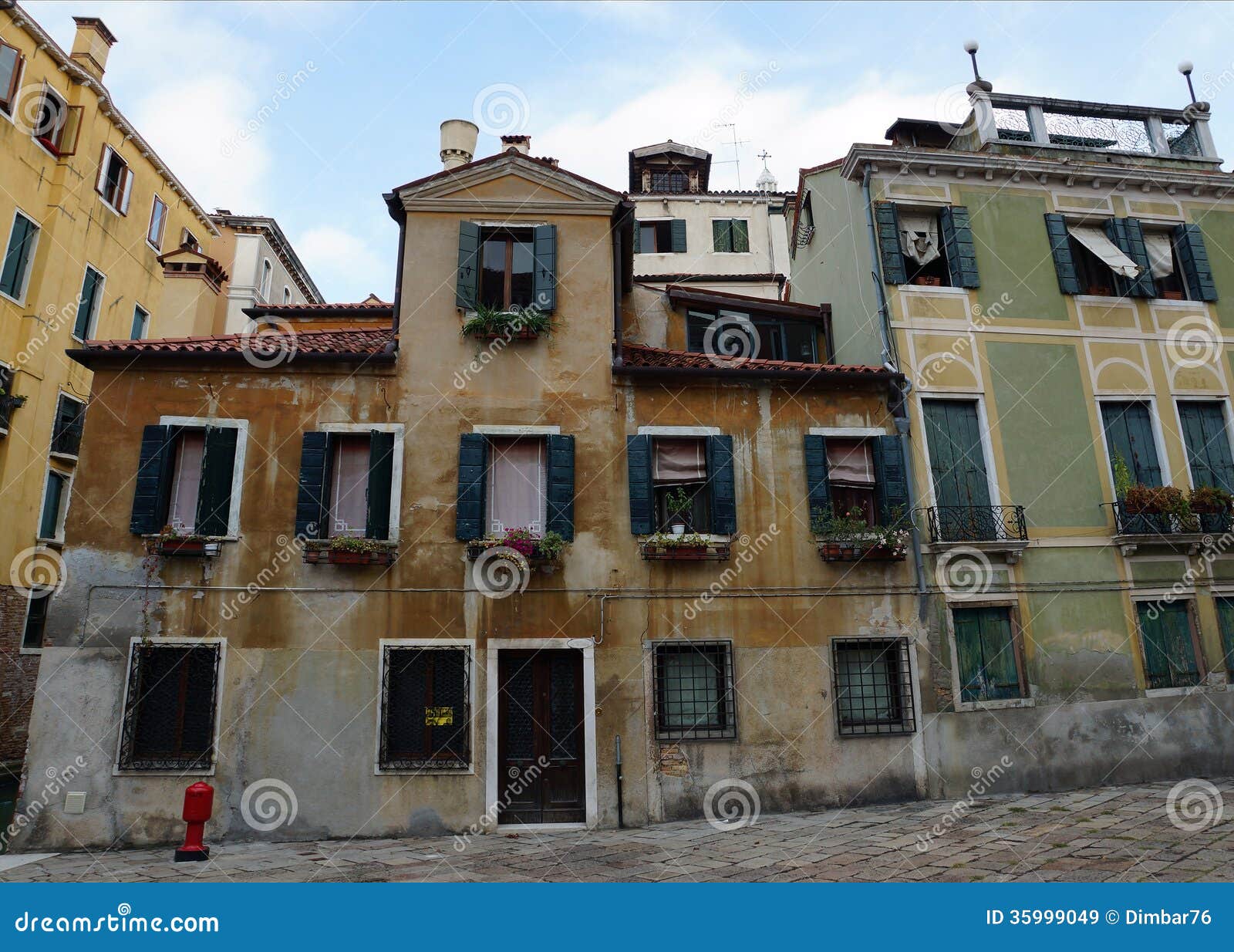 Case Veneziane Delle Vecchie Facciate, Italia, Europa Immagine Stock ...