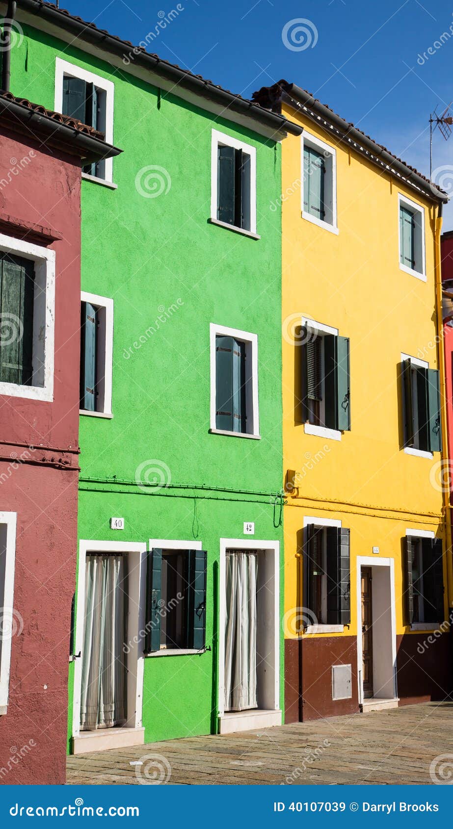 Case Verdi E Gialle in Burano Immagine Stock - Immagine di bello ...