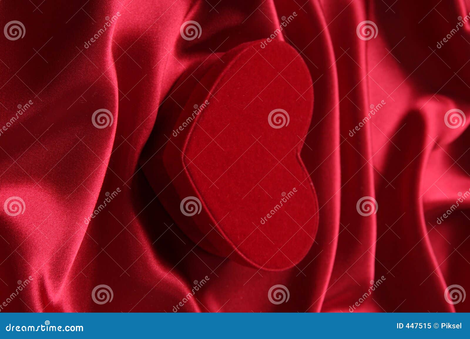 Casella a Forma Di Del Cuore Su Raso Rosso Immagine Stock - Immagine di ...