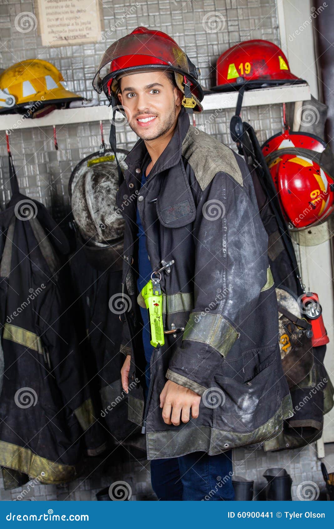 Caserma Dei Pompieri Sorridente Di in Uniform at Del Pompiere Immagine ...