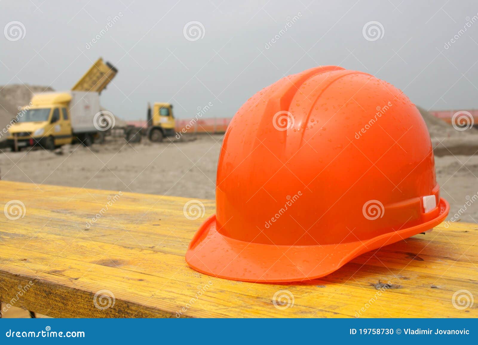 Casque de construction photo stock. Image du wooden, vêtements - 19758730