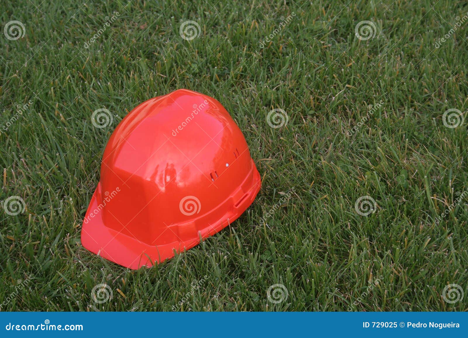 Casque rouge image stock. Image du professionnel, empêchement - 729025