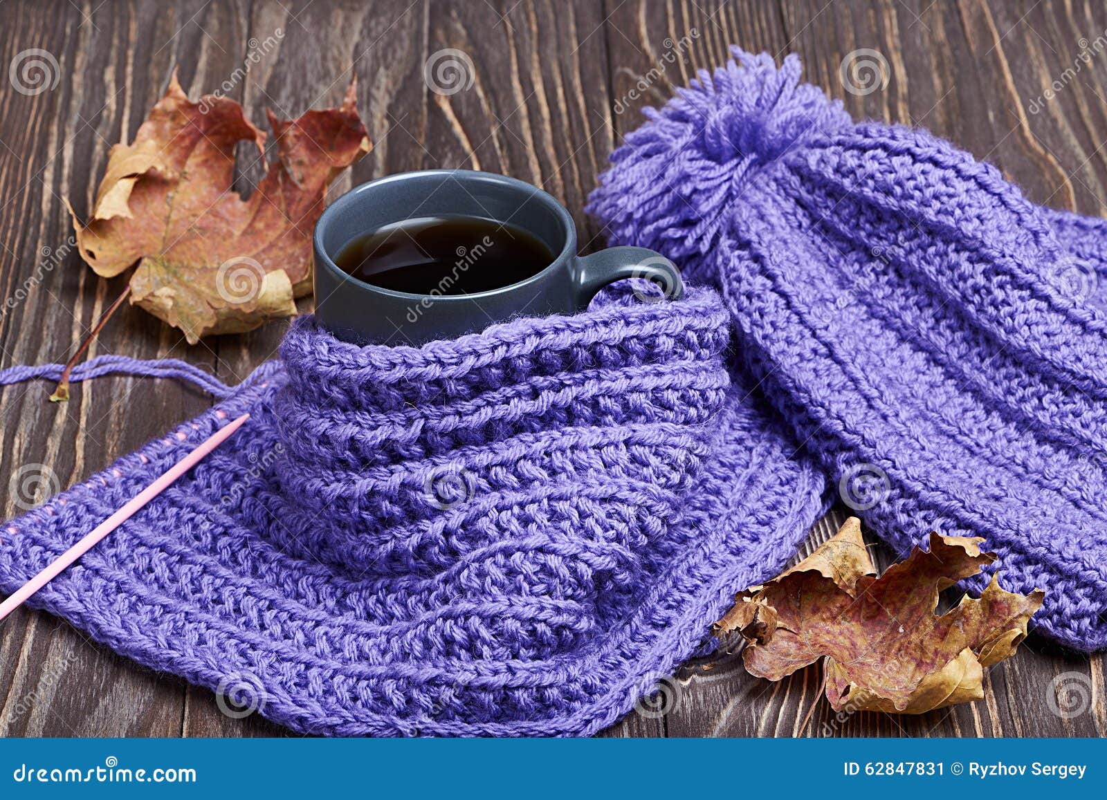 Casquillo Caliente, Bufanda Y Bebida Caliente Imagen de archivo ...