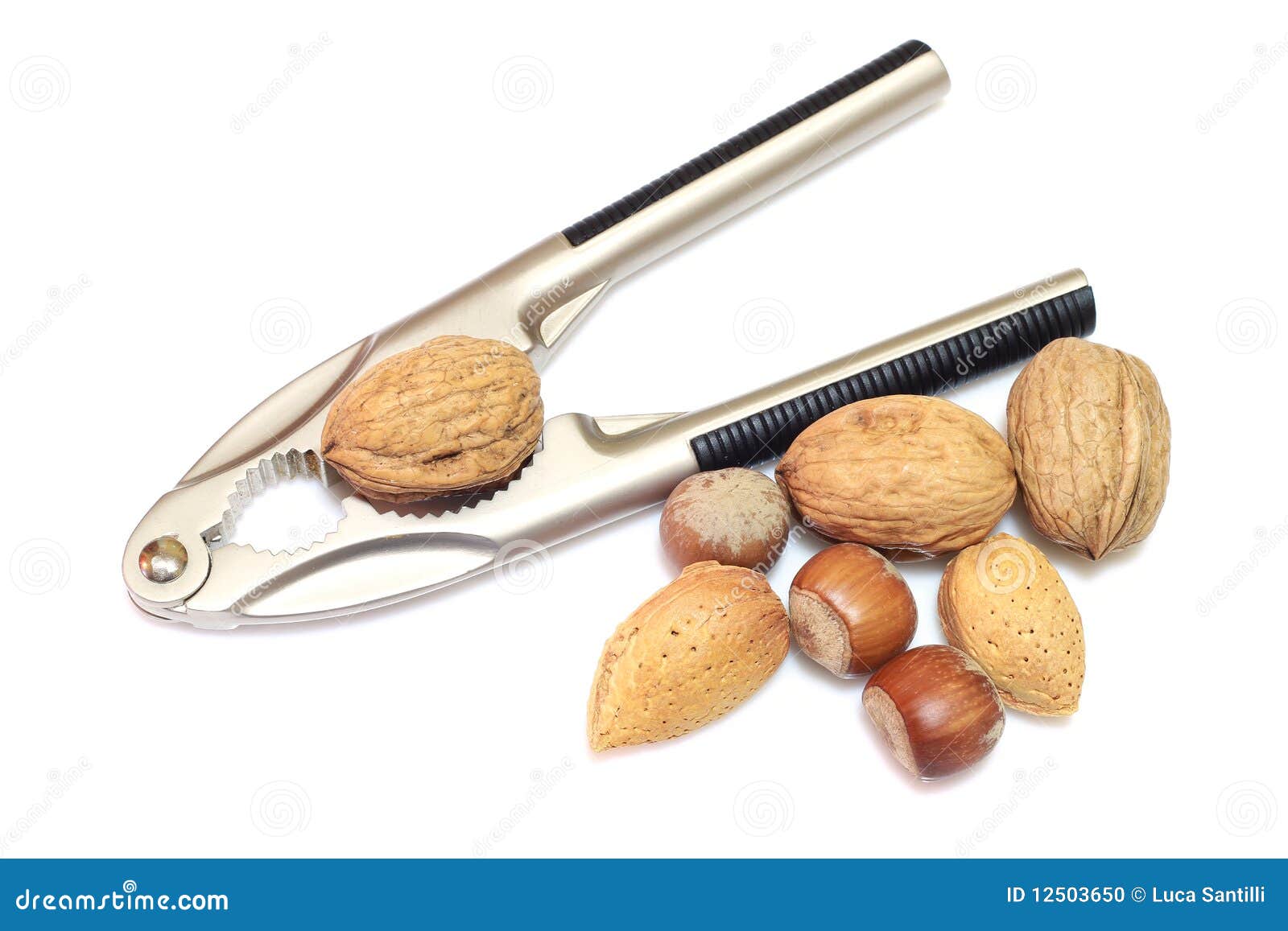 Casse-noix avec des noix photo stock. Image du groupe - 12503650
