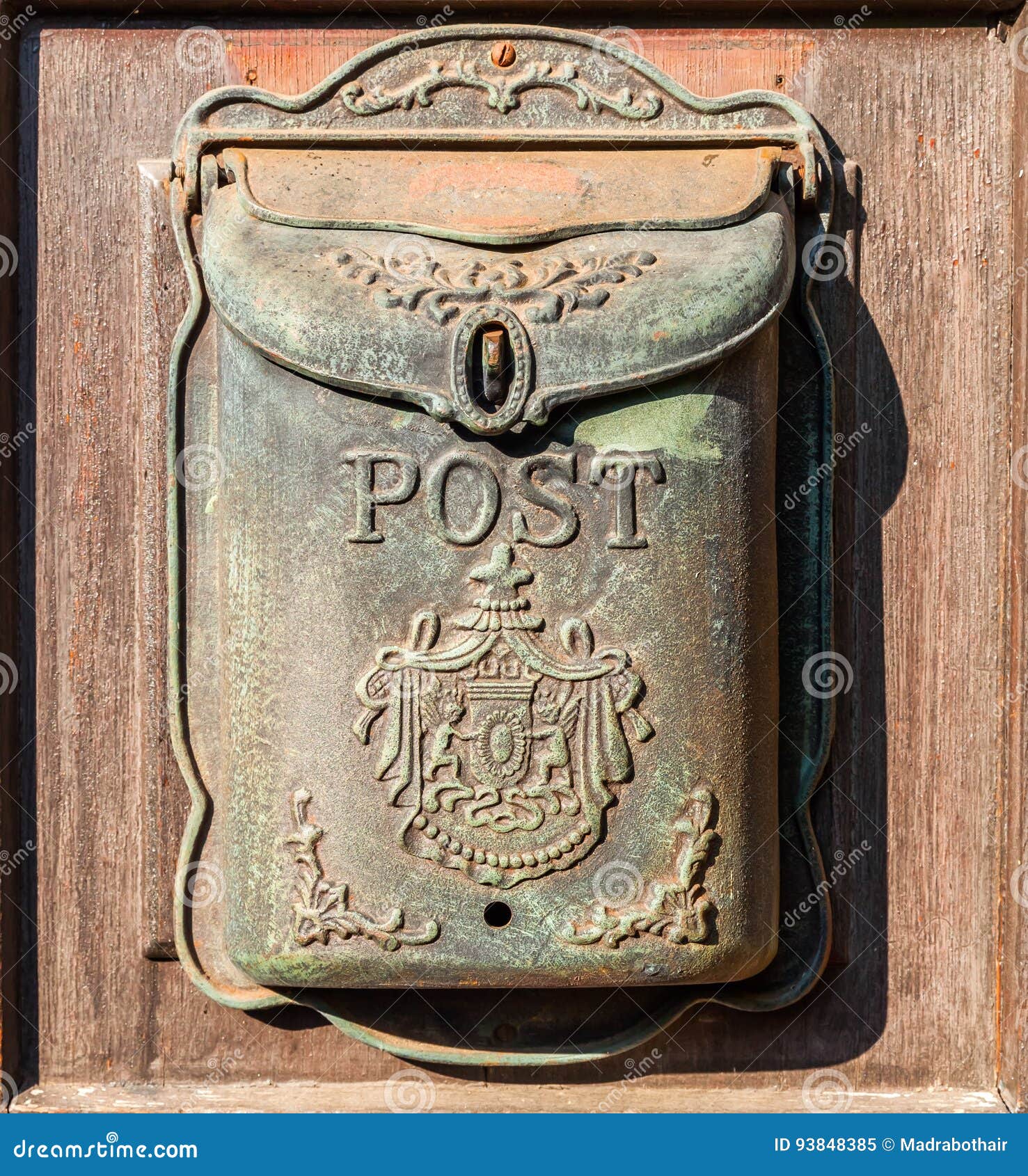 Cassetta Della Posta Antica Ad Una Porta Di Legno Immagine Stock ...