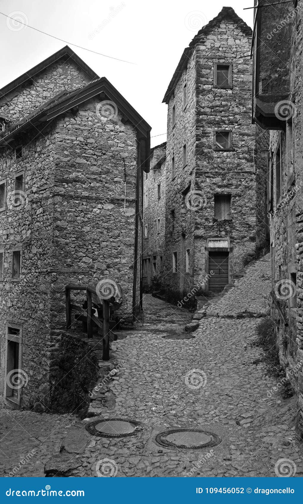 Casso stock foto. Image of verlaten, mono, steeg, monotoon - 109456052