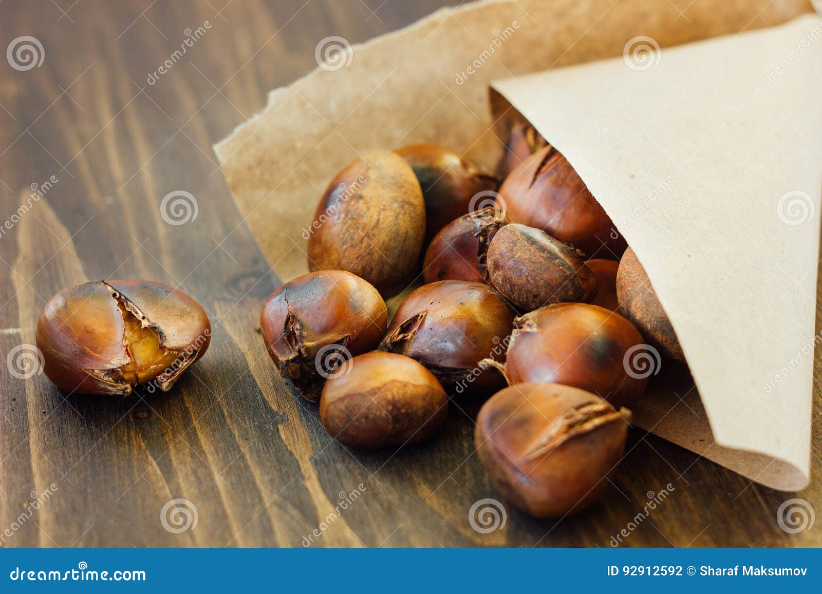 Castanhas Roasted No Cartucho De Papel Foto de Stock - Imagem de ...