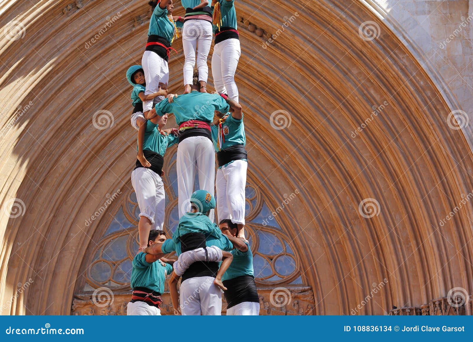 Castellers in Tarragona redaktionelles stockbild. Bild von gebäude ...