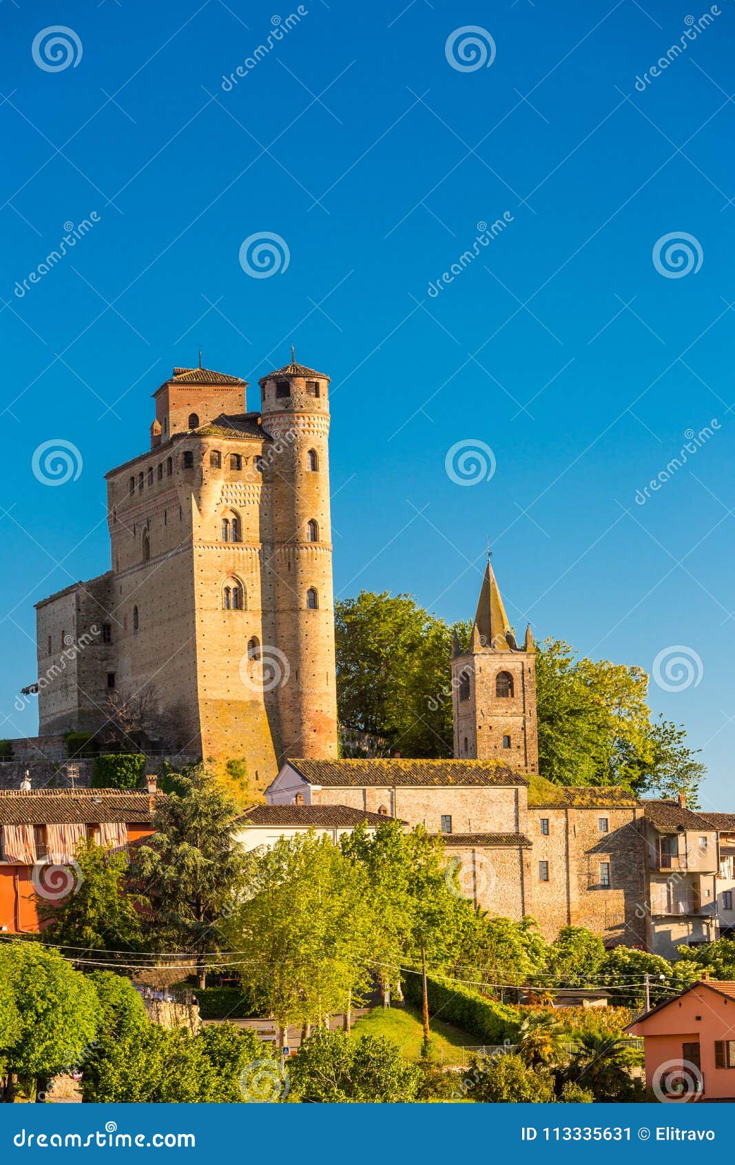 Castello Alba Del ` Di Serralunga D, Piemonte Italia Immagine Stock ...