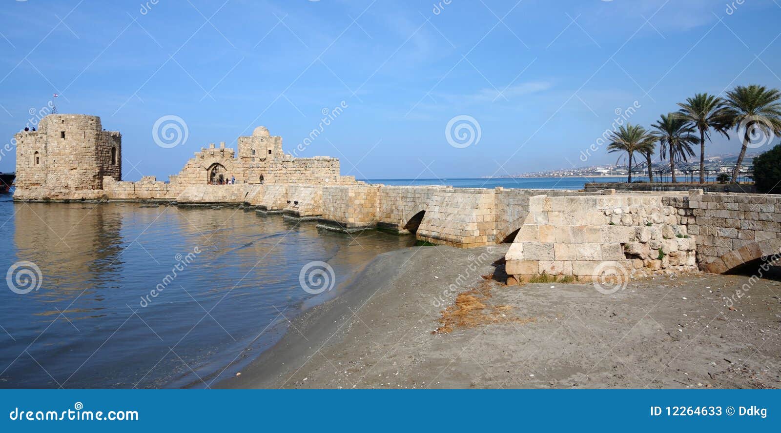 Castello Del Mare Di Sidon, Libano Immagine Stock - Immagine di turista ...