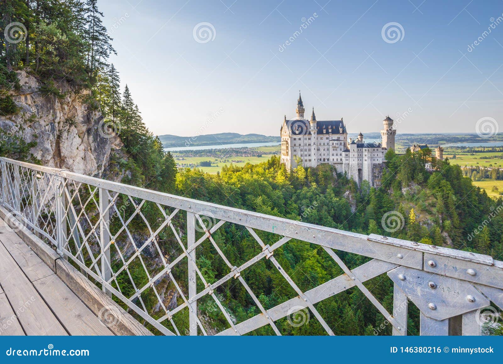 Castello Del Neuschwanstein Con Il Ponte Al Tramonto, Baviera, Germania ... Castello Del Neuschwanstein Con Il Ponte Al Tramonto, Baviera, Germania ...