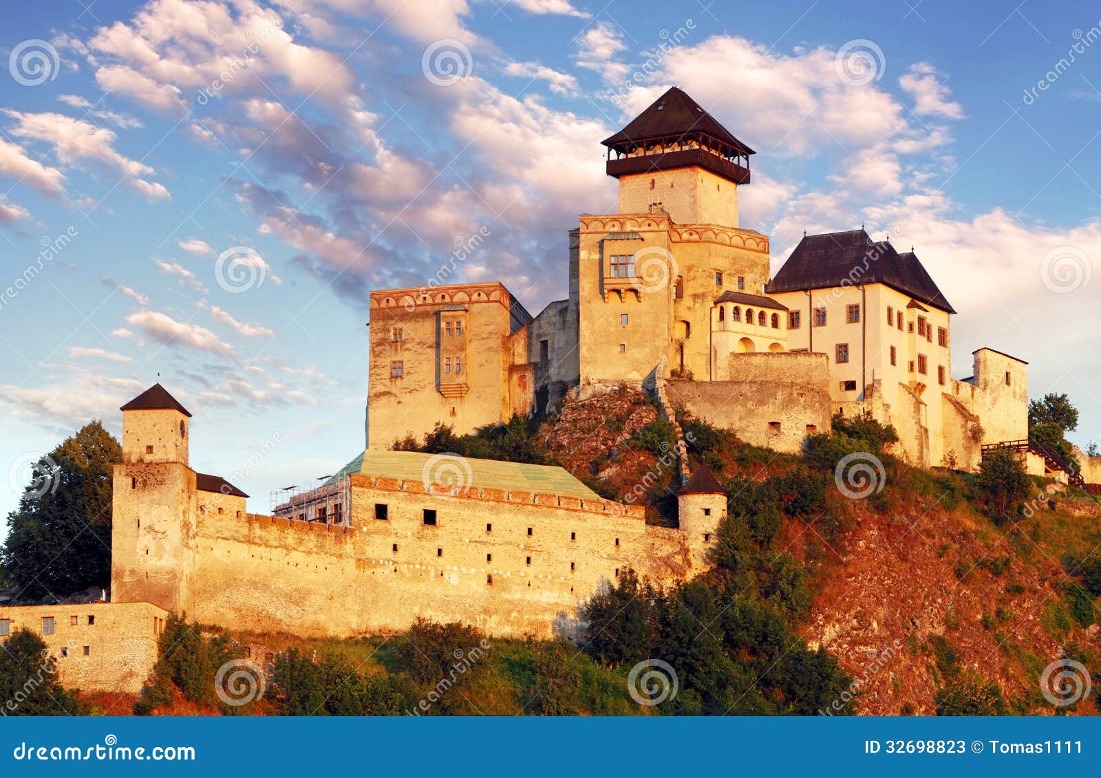 Castello Della Slovacchia - Trencin Immagine Stock - Immagine di cielo ...